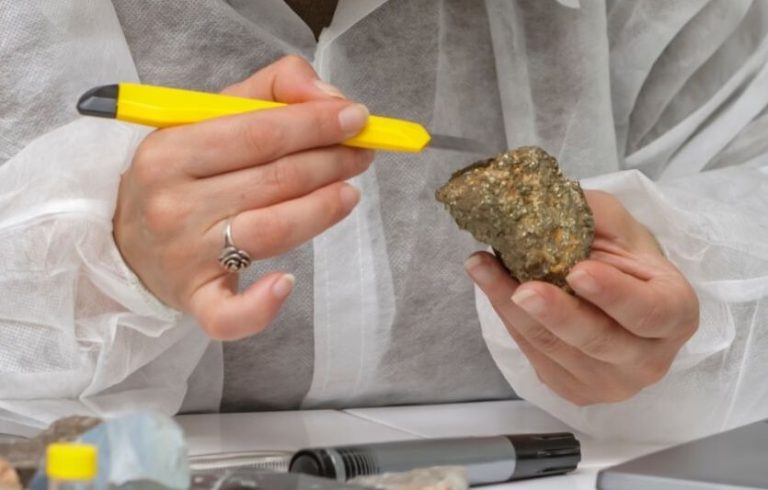 Jobsland -How to Become a Geologist - Jobsland